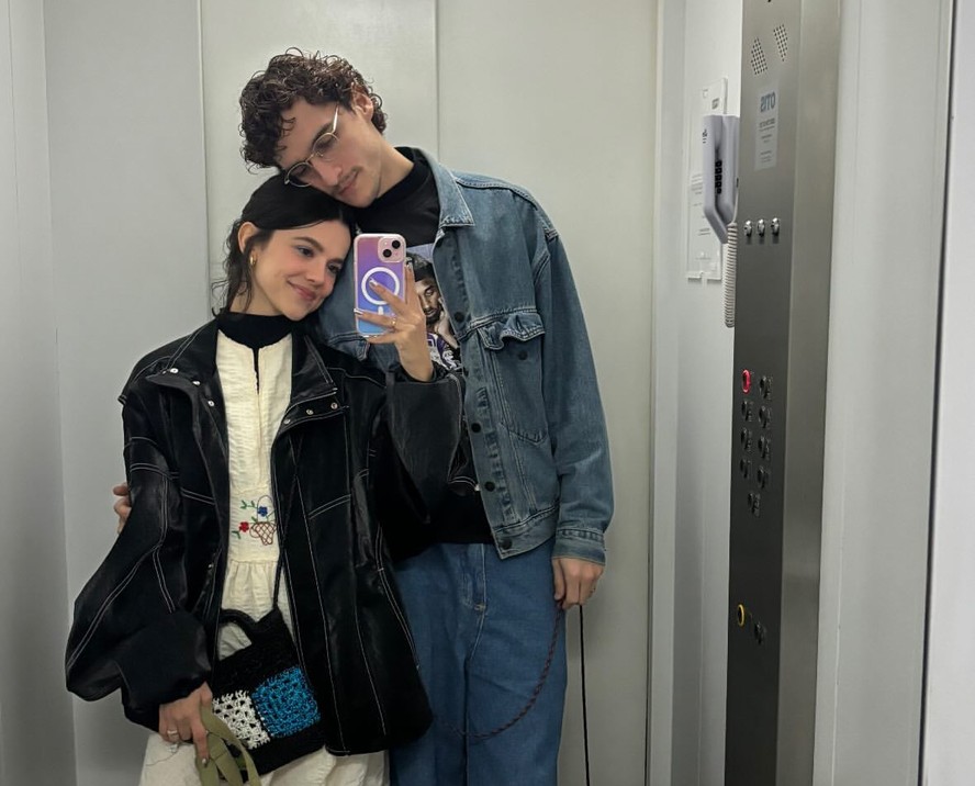 Manu Gavassi exibe clique romântico ao lado do noivo Jullio Reis