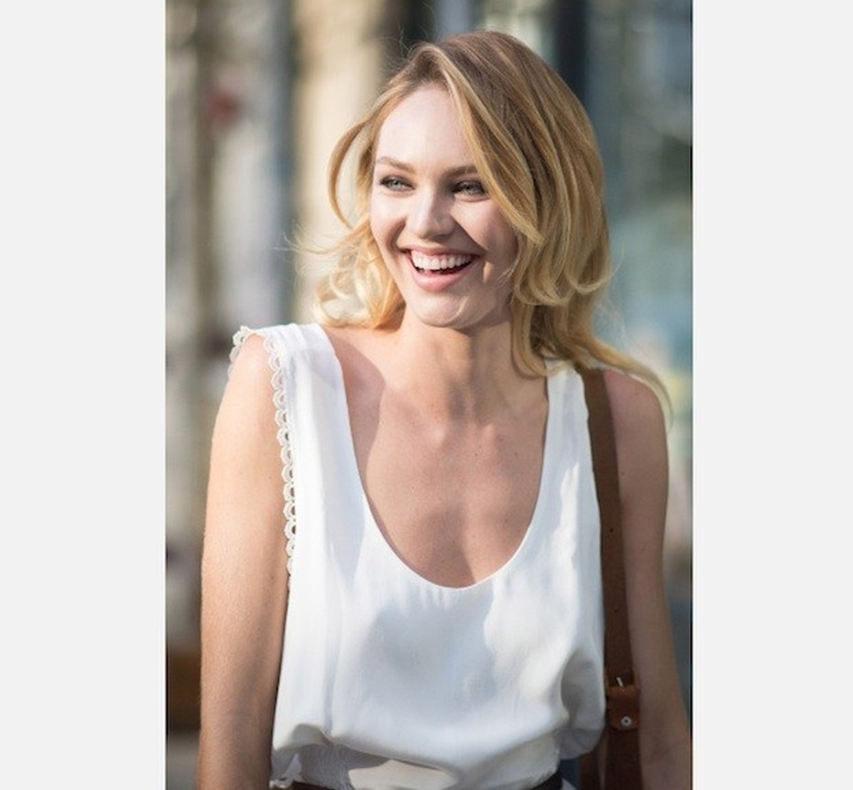 Candice Swanepoel escolhe look básico e comportado