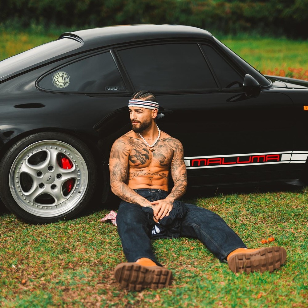 Maluma para a web ao posar em automóvel de luxo