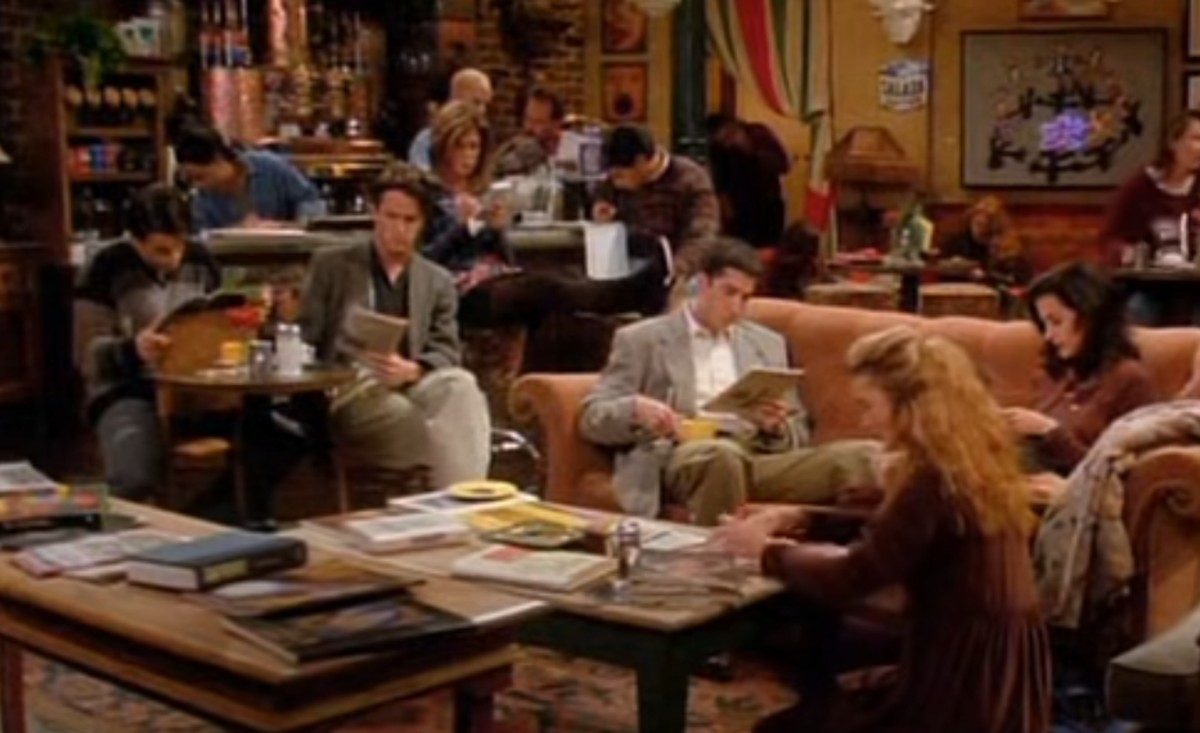 Réplica de sofá de 'Friends' é vendido por mais de 160 mil reais em ...