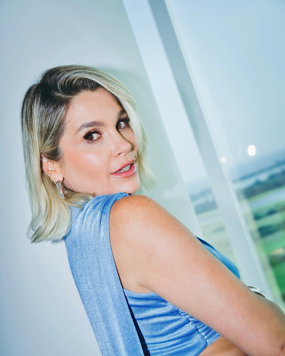 Flávia Alessandra posa com look azul e arranca elogios dos fãs