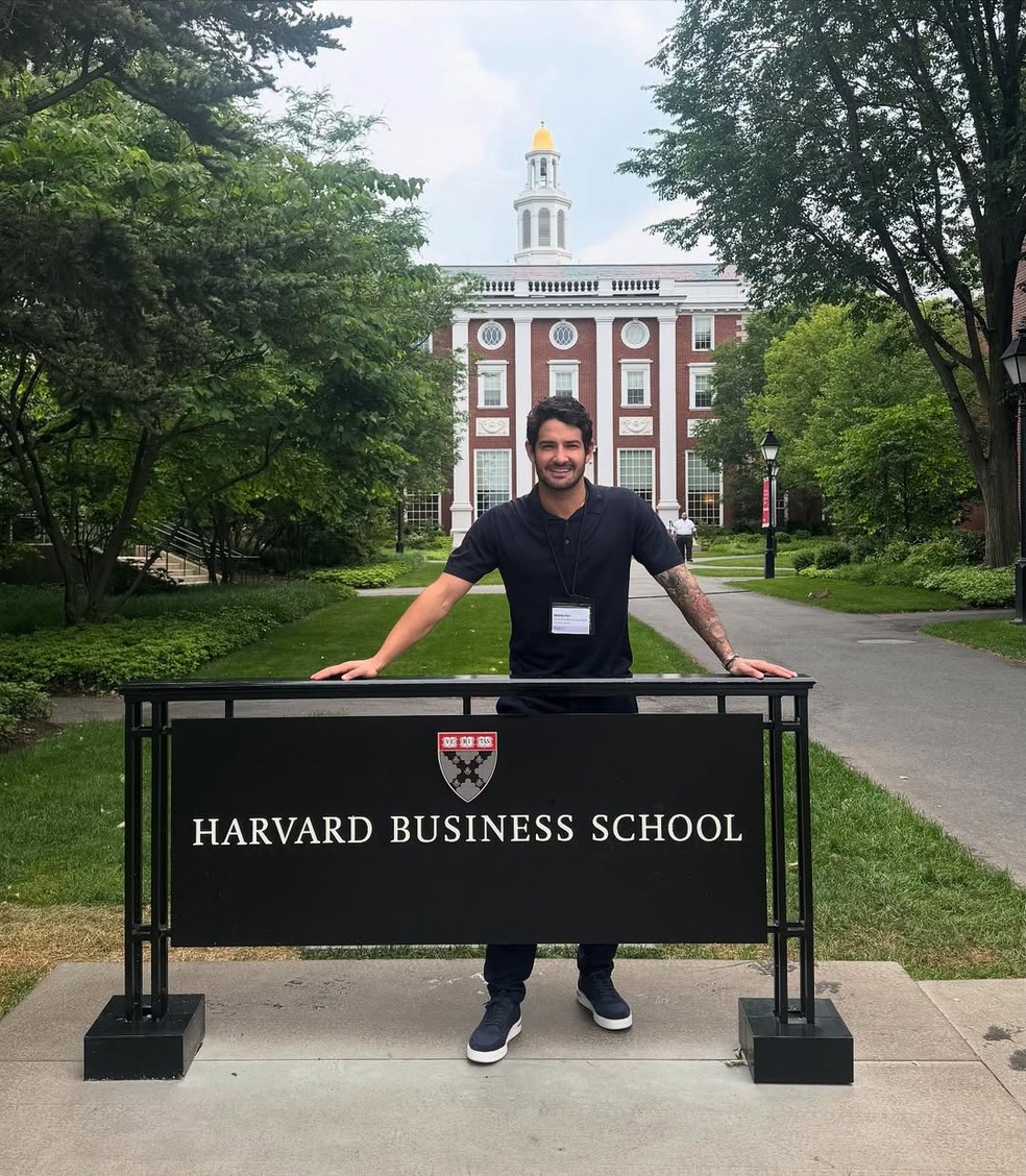 Alexandre Pato celebra conclusão de curso em Harvard: 'Seja humilde'
