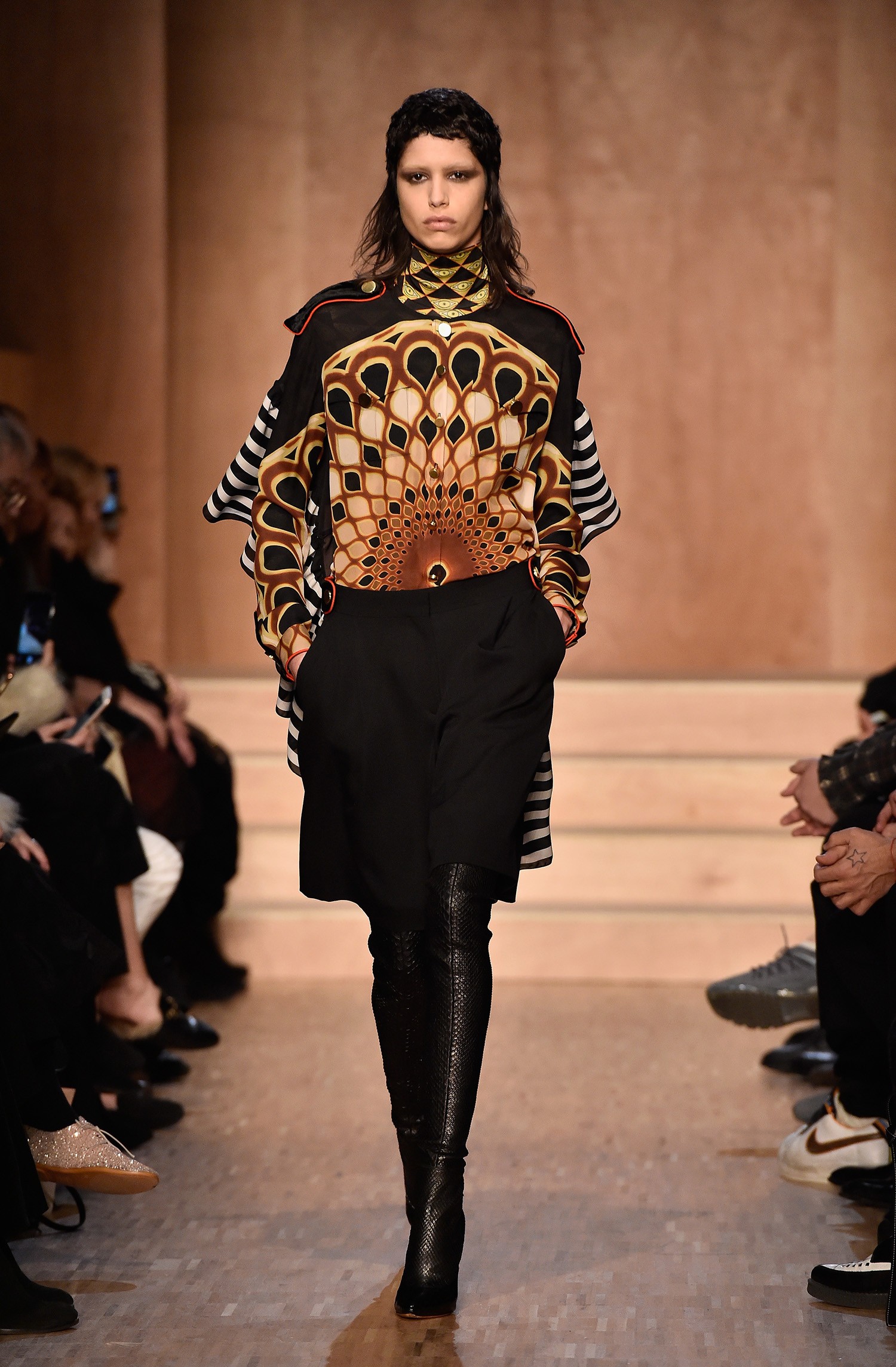 Givenchy funde referências vitorianas e do Antigo Egito no inverno 2017