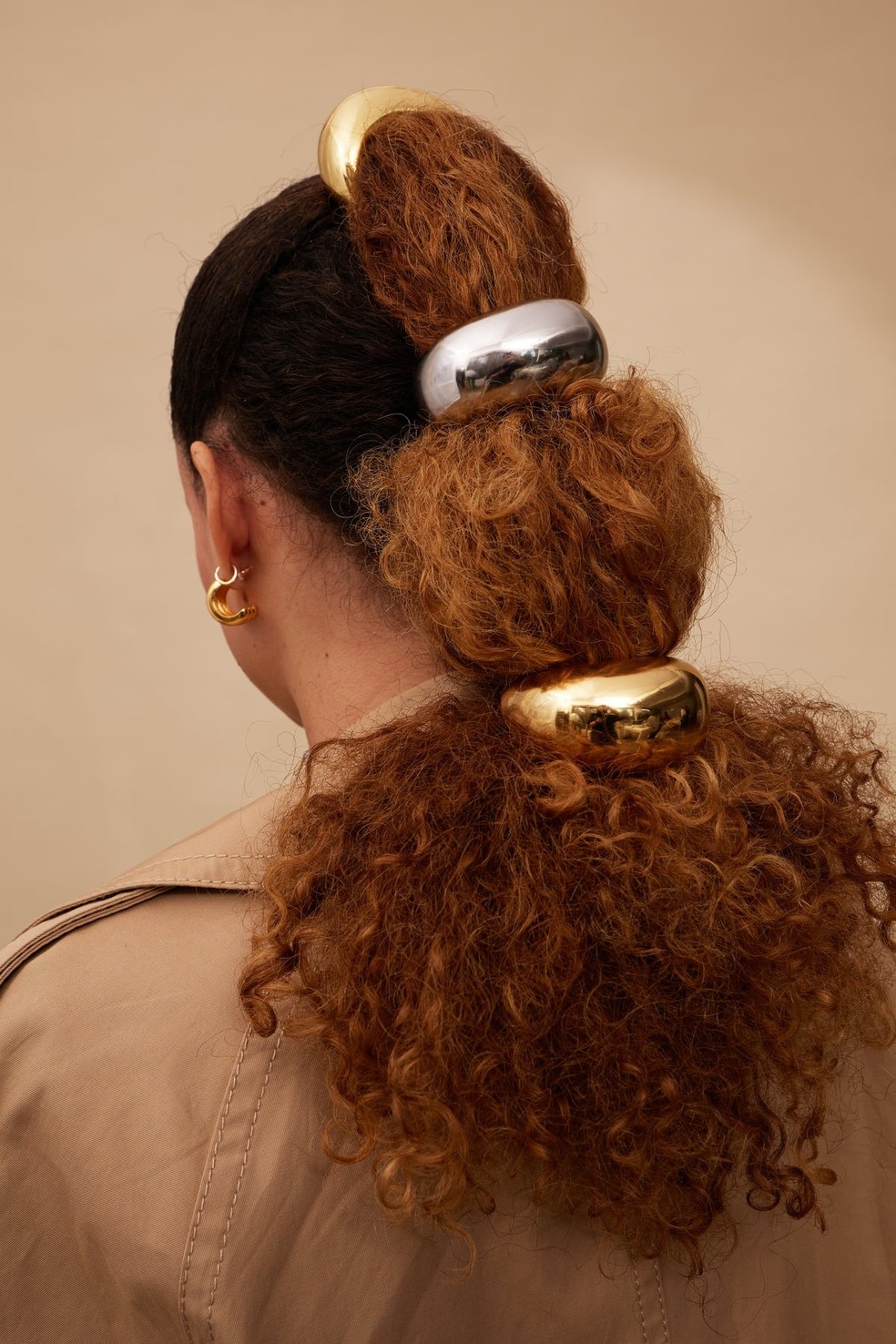 Pony cuff: o elástico de cabelo de metal é o novo acessório tendência ...