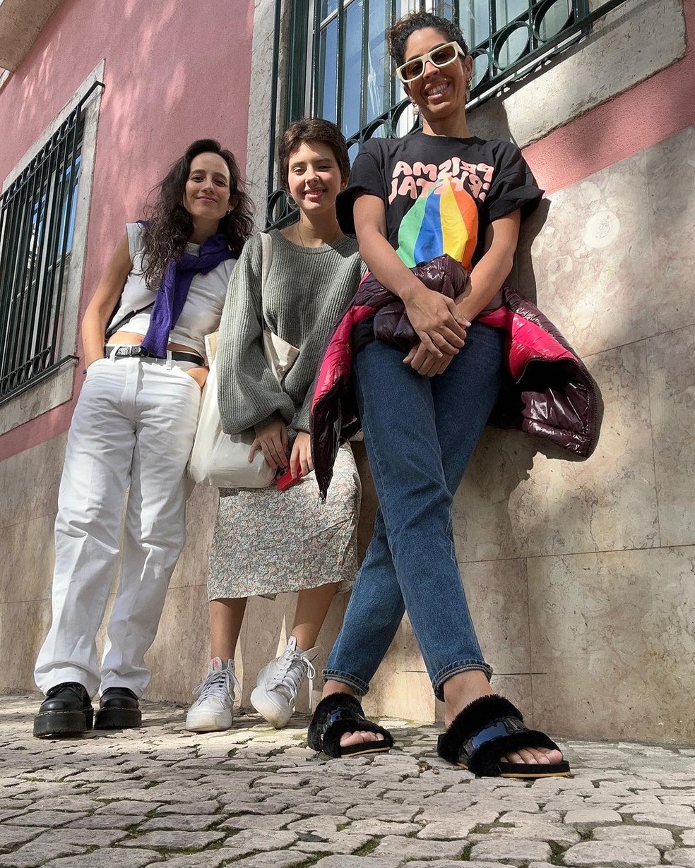 Bela Gil abre álbum de fotos ao lado da filha: 'Puro amor e saudade'