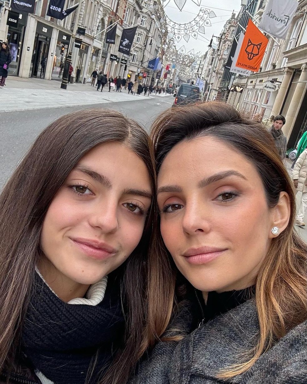 Carol Celico abre álbum de fotos de viagem a Londres