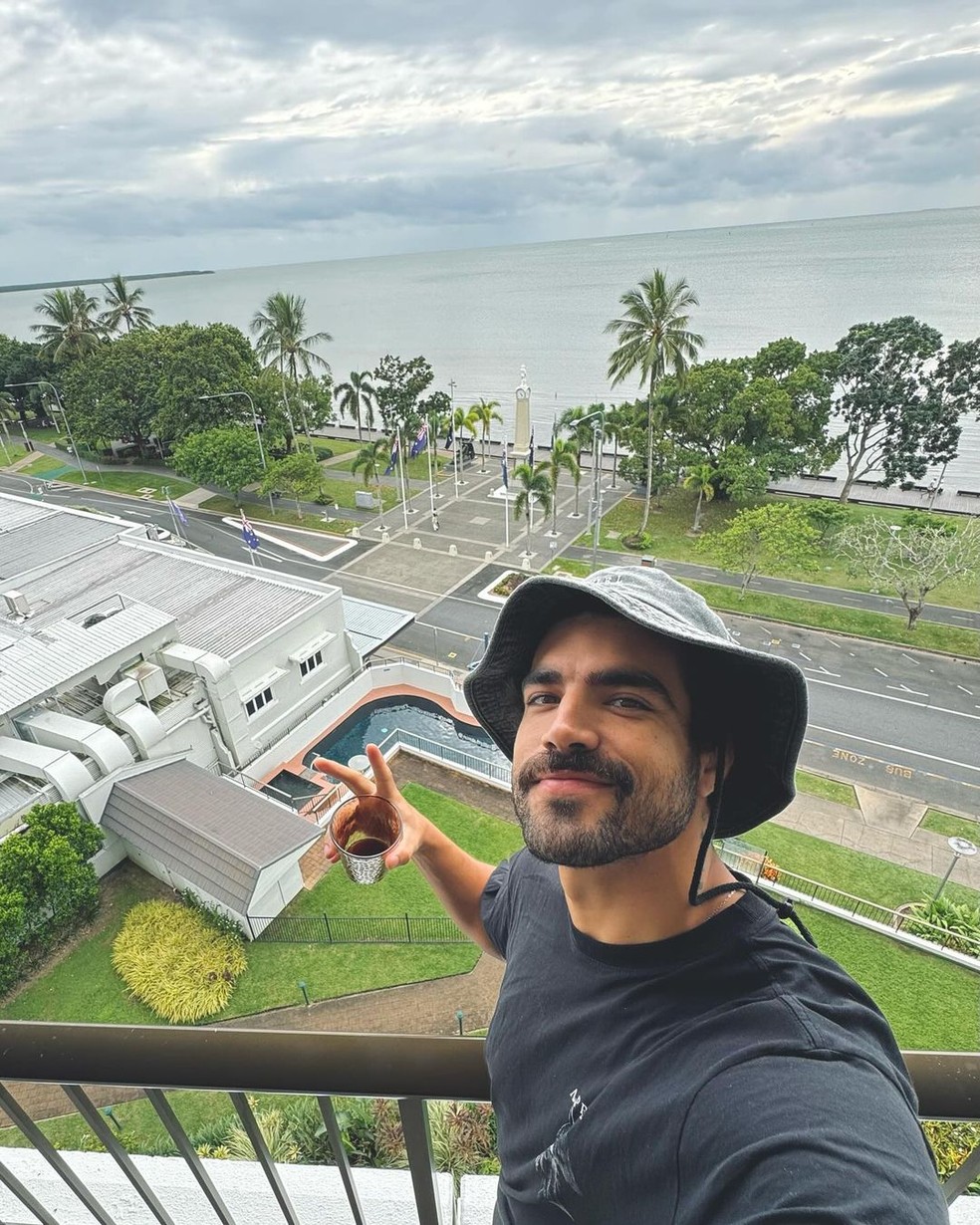 Caio Castro abre álbum de fotos de aventuras com amigos na Austrália