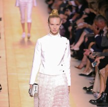 O desfile de estreia de Maria Grazia Chiuri na Christian Dior