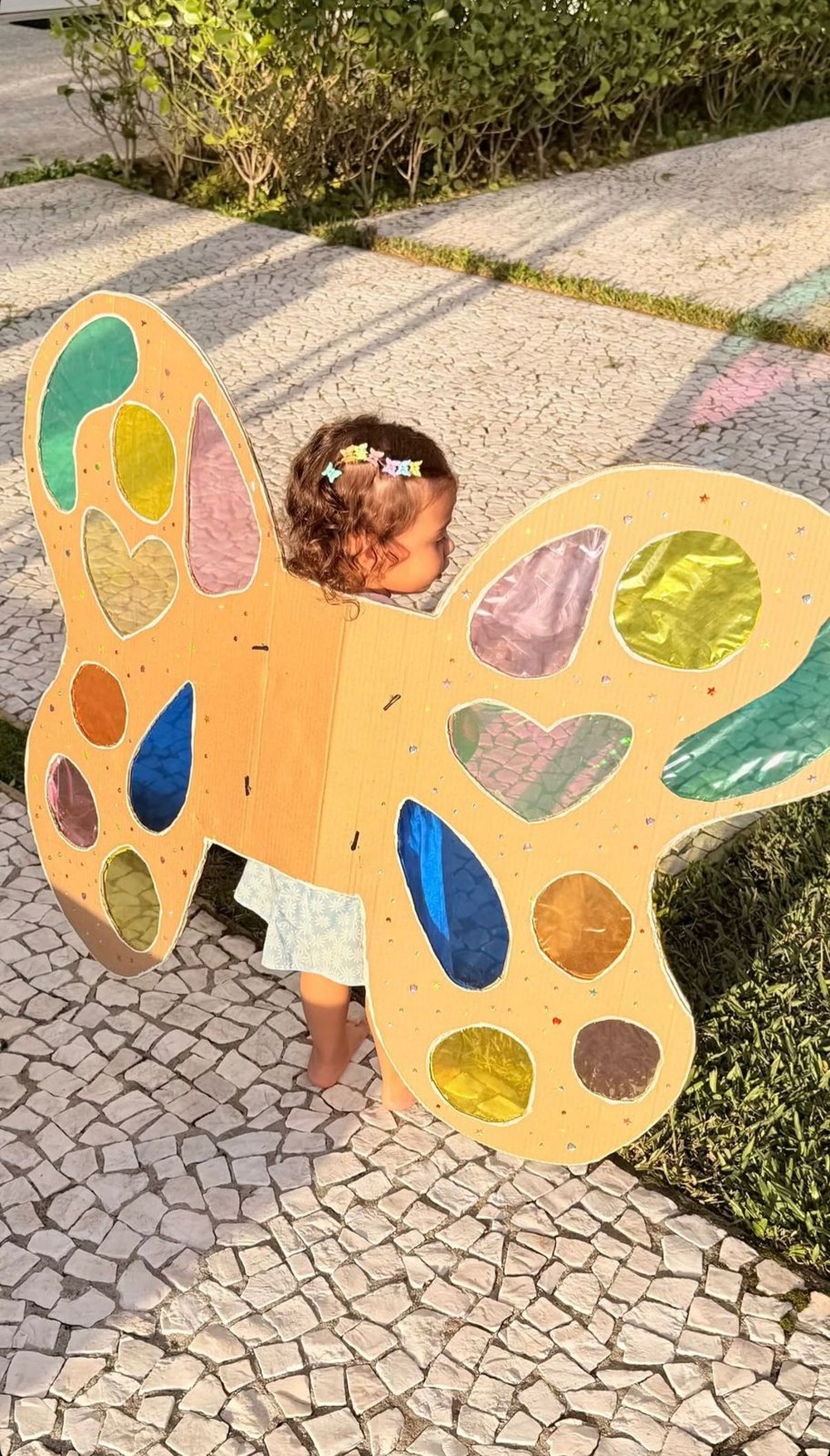 Helena, filha de Amanda Kimberlly e Neymar, surge com asas de borboleta ...