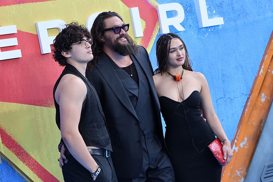 Jason Momoa surge com os filhos em rara aparição pública durante evento ...
