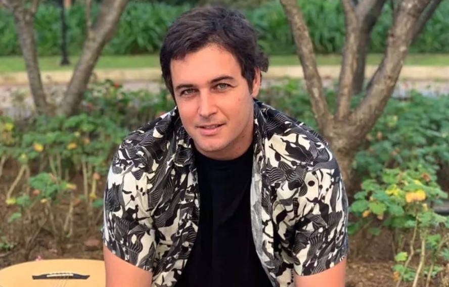 Lembra dele? Felipe Dylon passeia com pets em Búzios