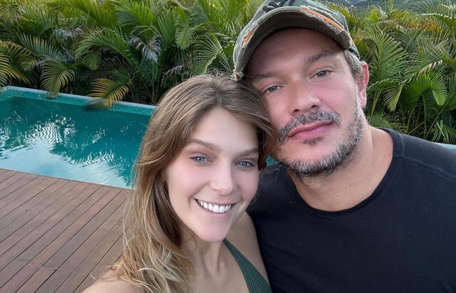 Isabella Santoni exibe fim de semana romântico com Henrique Blecher