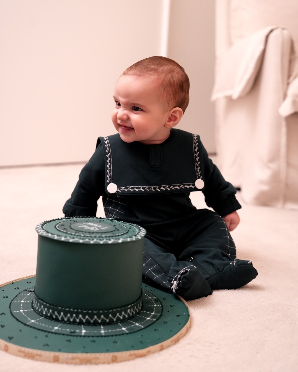 Carol Celico encanta fãs em novas fotos com o caçula: 'Nosso amor'