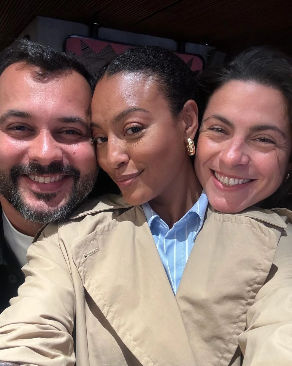 Sheron Menezzes abre álbum de viagem para Londres