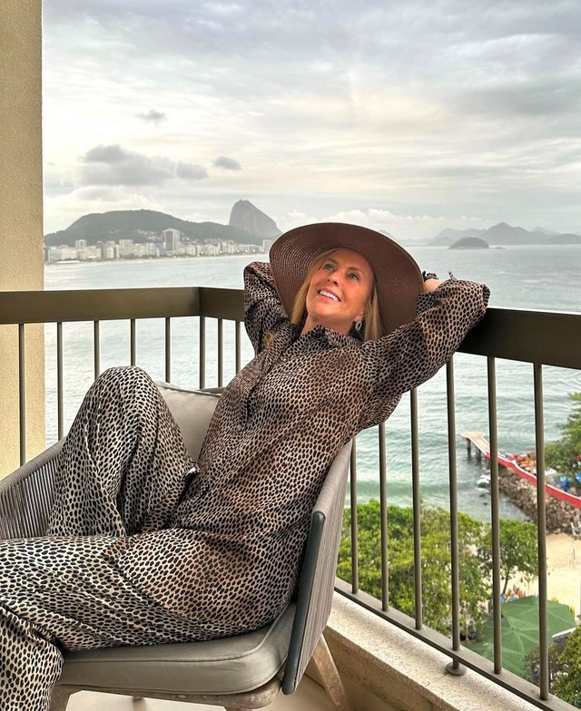 Helô Pinheiro posa em varanda de frente para o mar