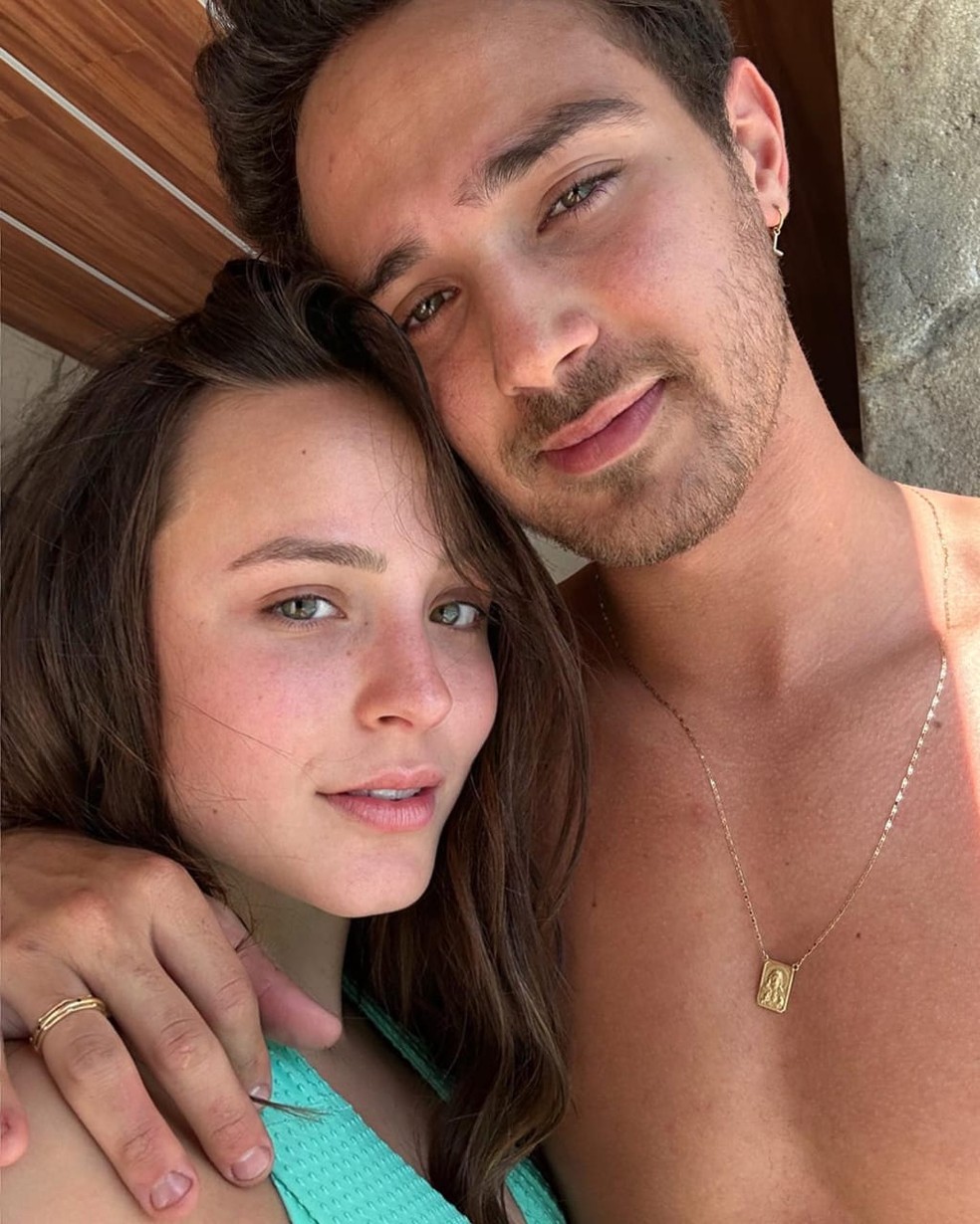 Larissa Manoela celebra 1 ano de namoro com André Luiz Frambach