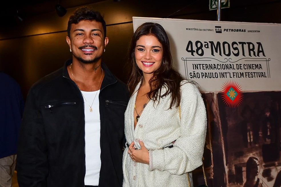 Xamã exibe momento romântico com Sophie Charlotte