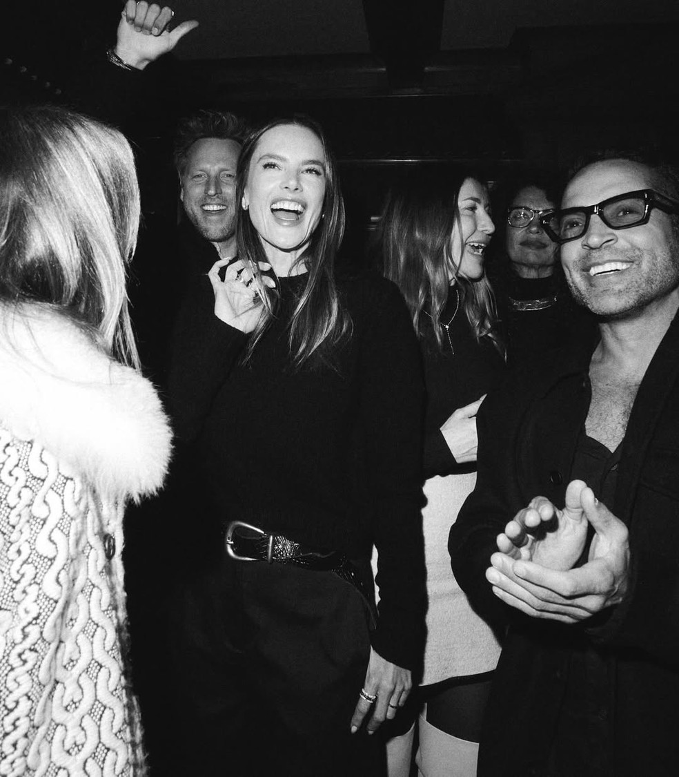 Alessandra Ambrosio protagoniza beijo romântico com Buck Palmer na neve ...
