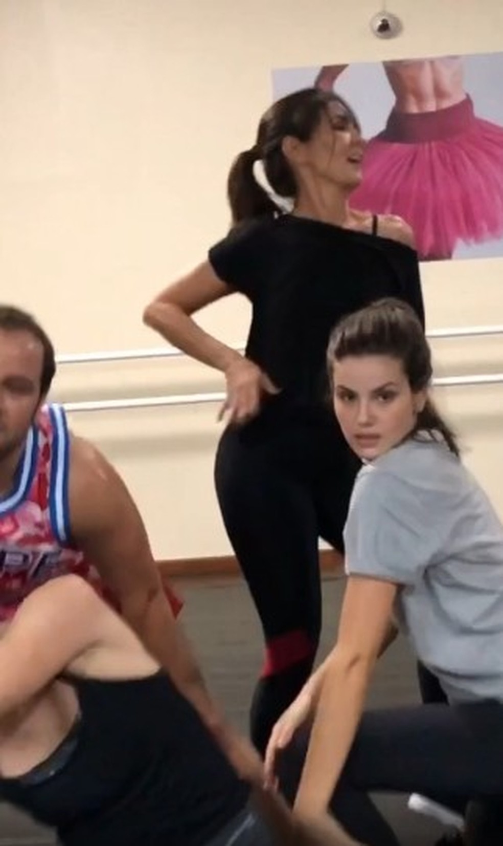 Fátima Bernardes e Camila Queiroz descem até o chão ao som de Anitta