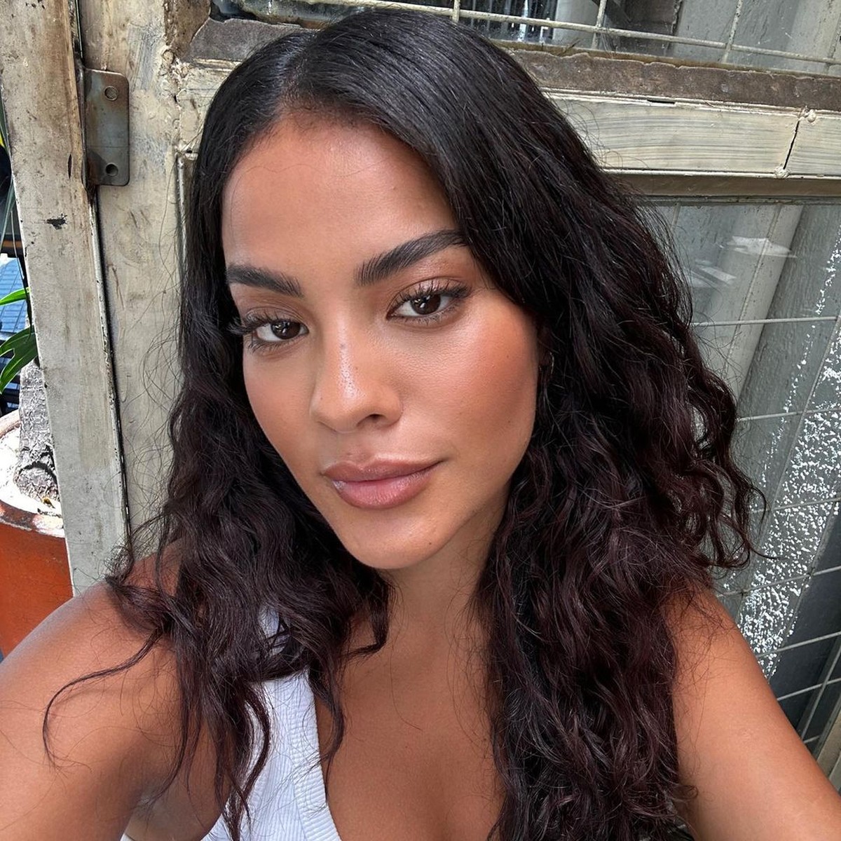 Bella Campos mostra café com seu rosto