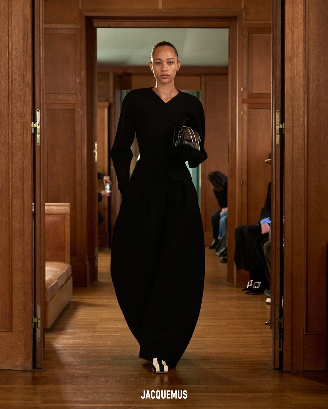 Adriana Lima desfila para Jacquemus na semana de moda masculina de Paris