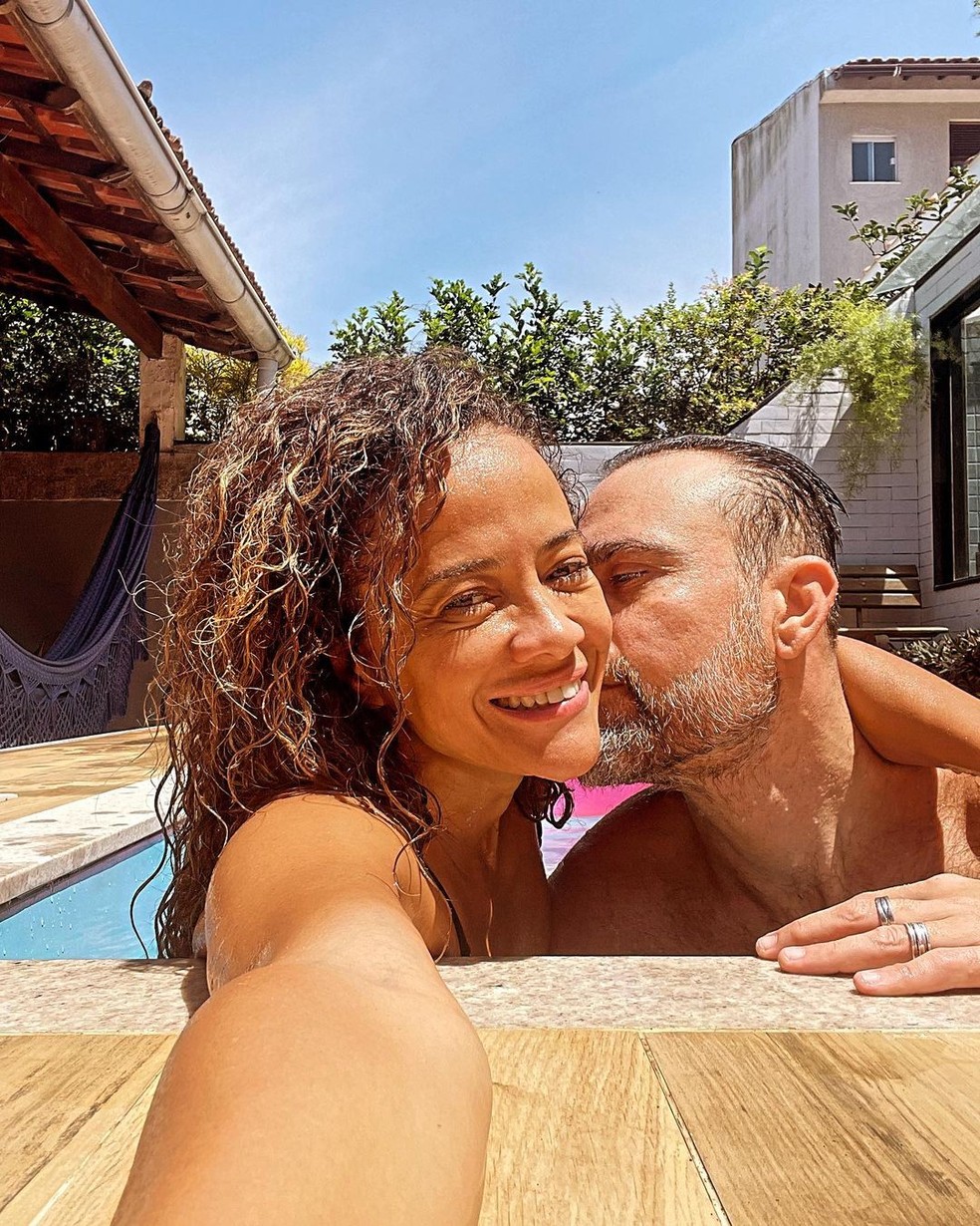 Aline Borges e Alex Nader posam em clima de romance enquanto curtem piscina
