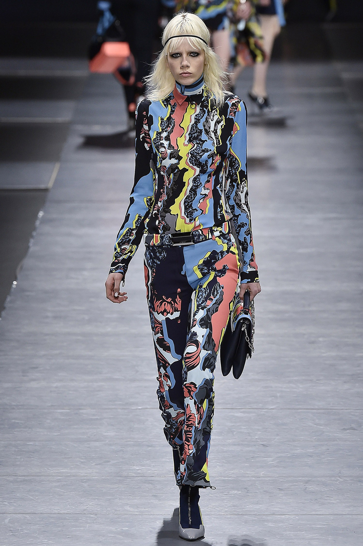 Versace reforça a vocação 90's com pegada esportiva