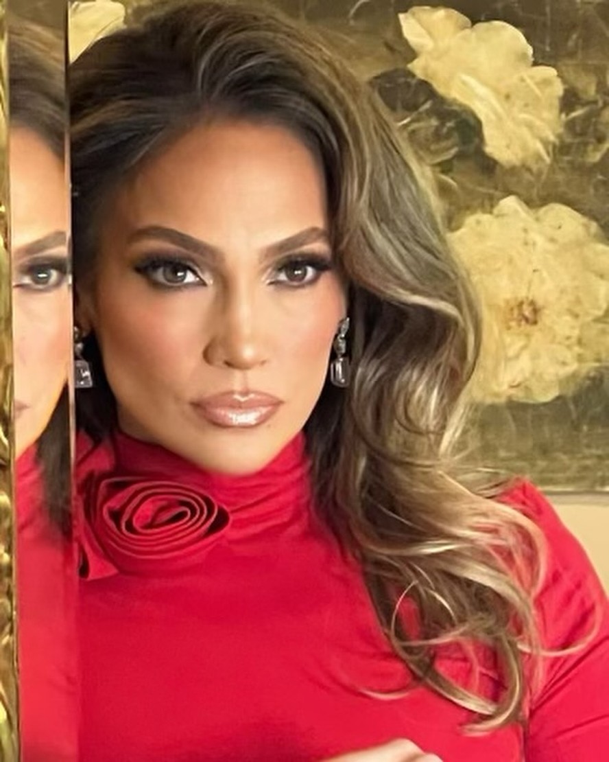 Jennifer Lopez chama atenção da web com novos cliques