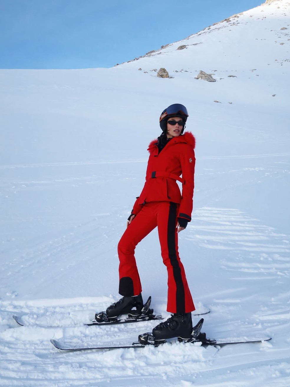 Carol Leite elege look vermelho para esquiar nos Alpes Suíços com Kaká ...