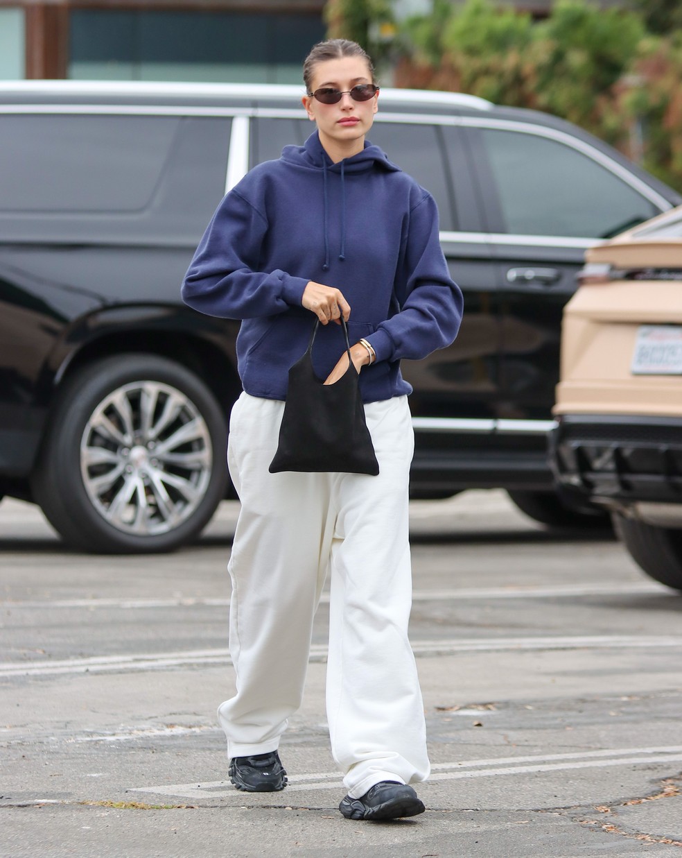 Rainha do street style! Hailey Bieber arrasa em look despojado em dia ...