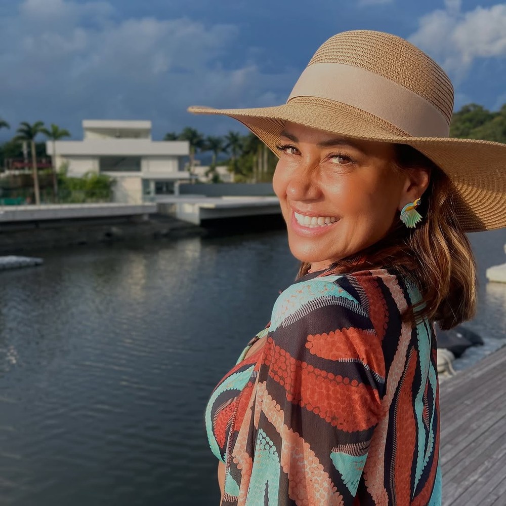 Solange Frazão surge de biquíni e ganha elogios na web: 'Desfile de beleza'
