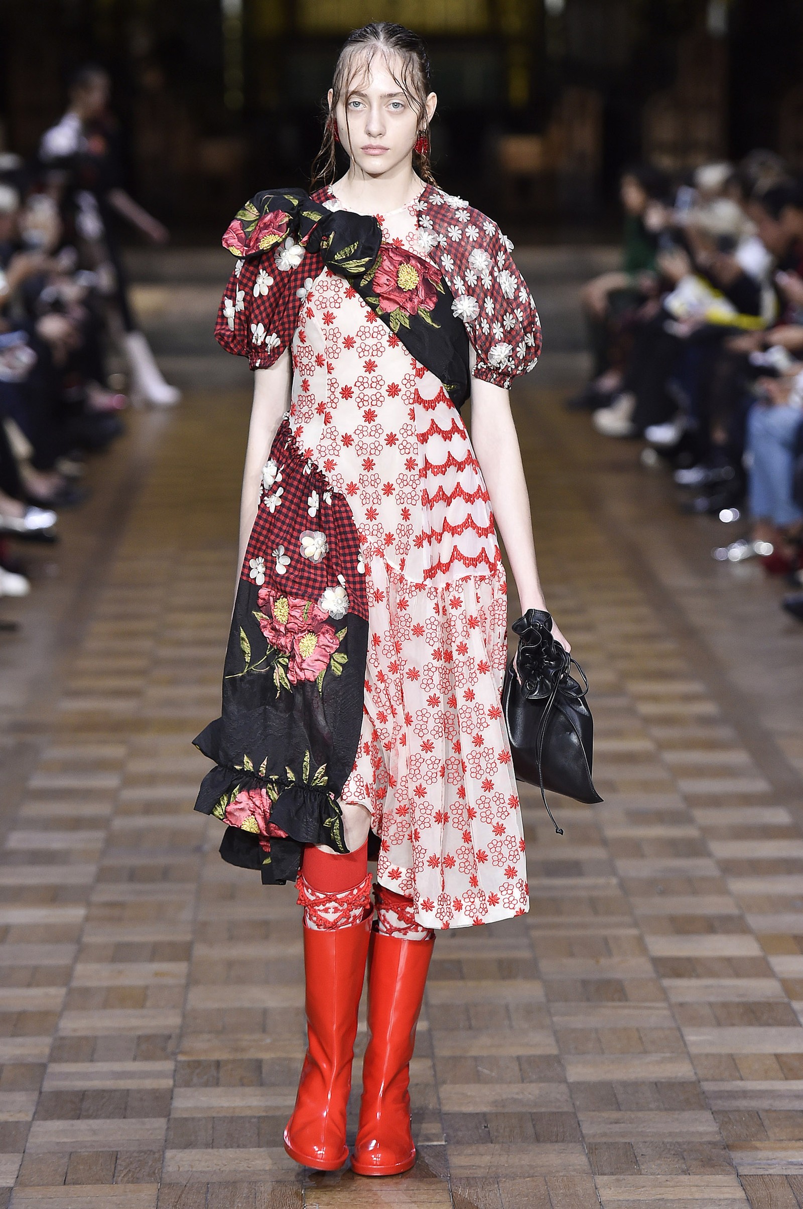 Simone Rocha assina verão romântico e marcado pela sensibilidade