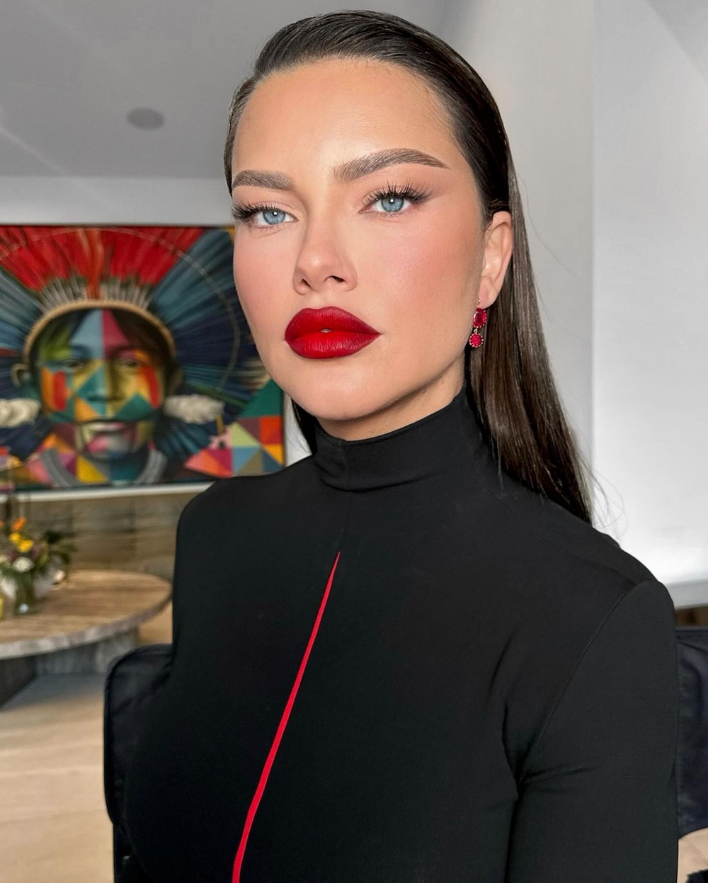 Adriana Lima relembra início da carreira de modelo em foto