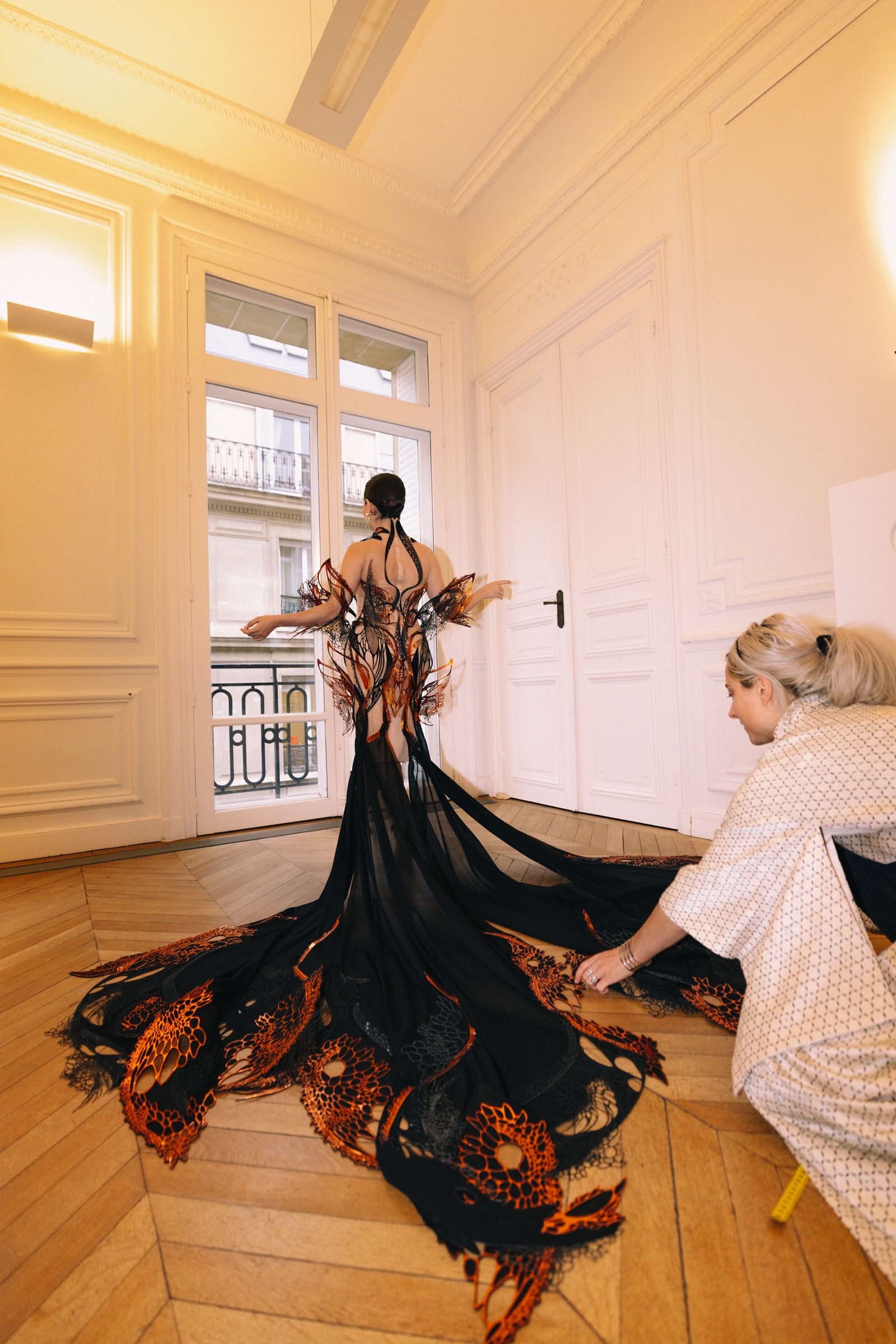 Gkay surge deslumbrante no terceiro dia da Semana de Moda de Paris