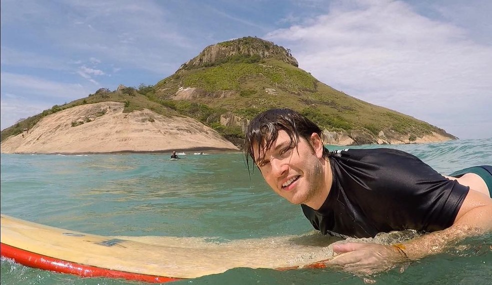 Caio Paduan mostra habilidade no surfe