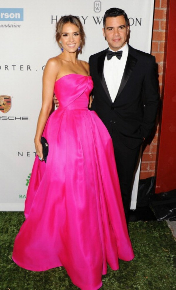 Longo fúcsia de Jessica Alba cria barriga inexistente na atriz