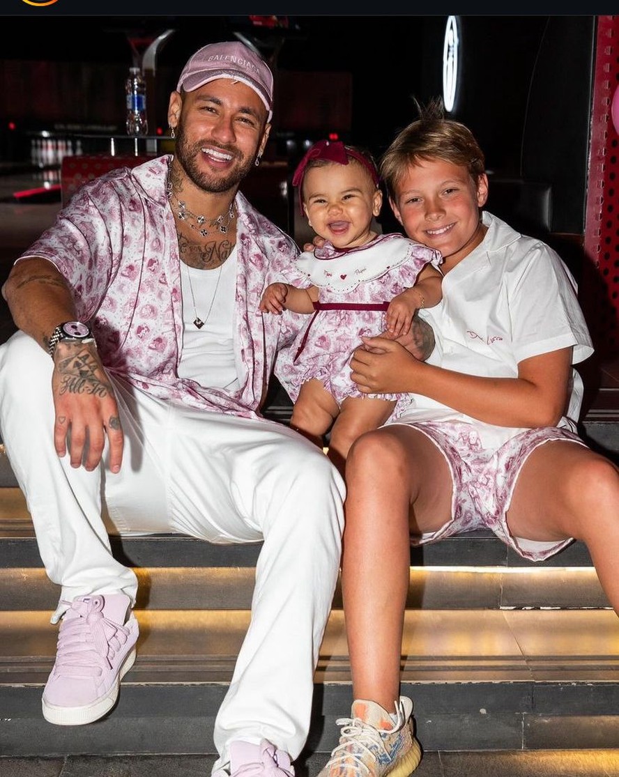 Neymar encanta a web ao postar fotos com os filhos