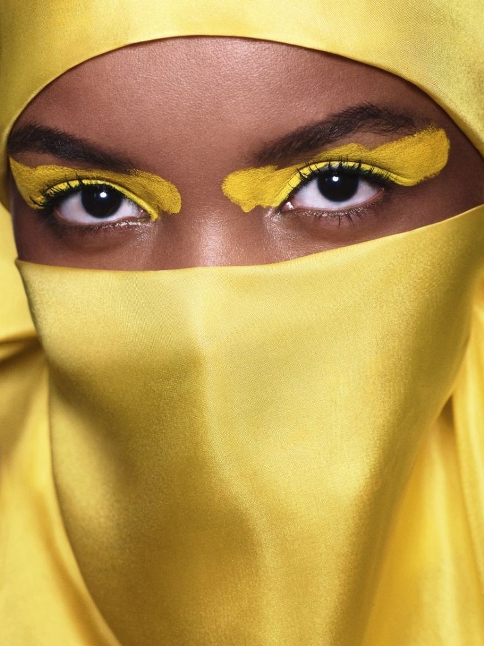 Halima Aden estrela capa da Vogue Arabia e editorial de beleza cool