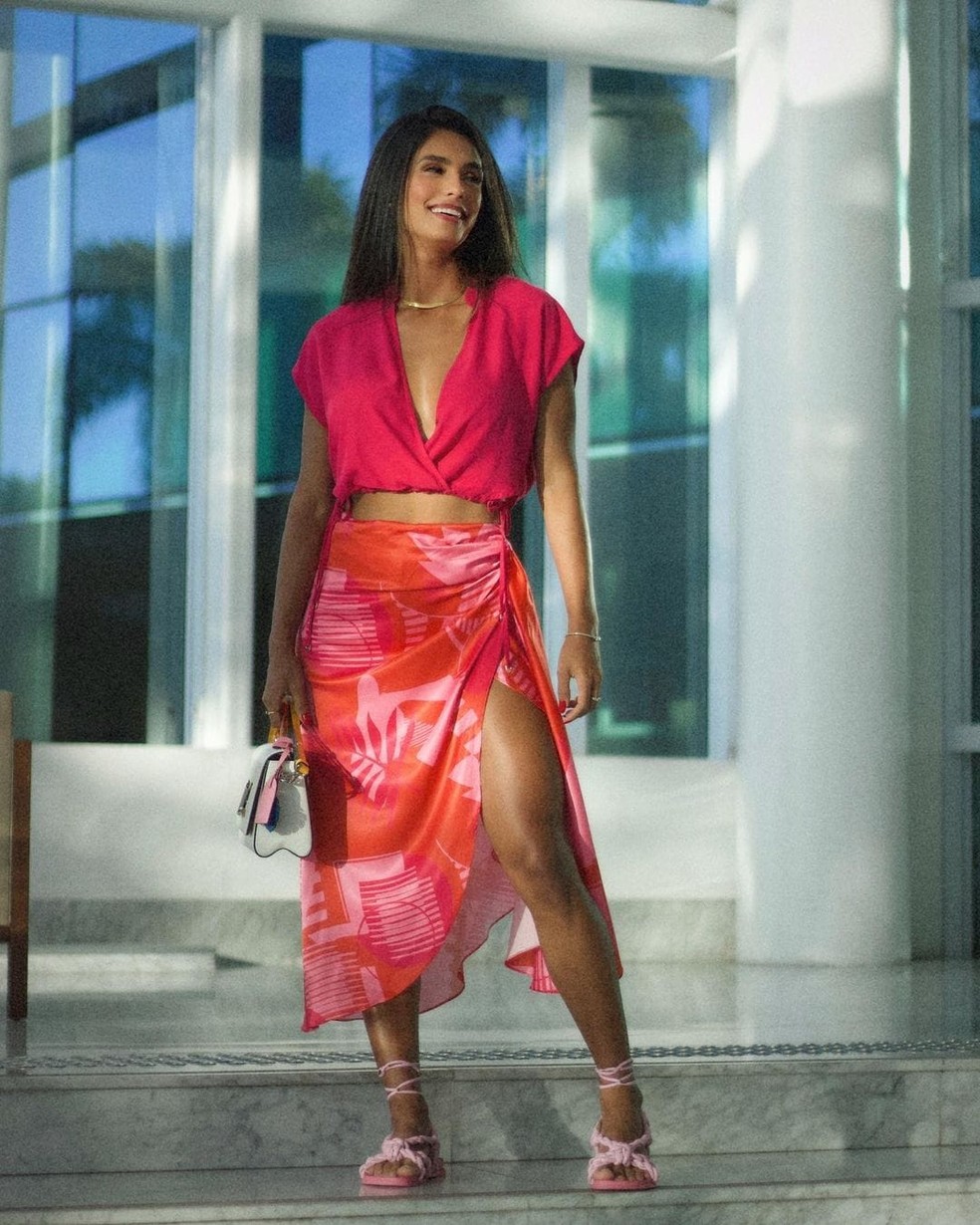 Carol Ramiro aproveita dia ensolarado no Rio para usar look colorido