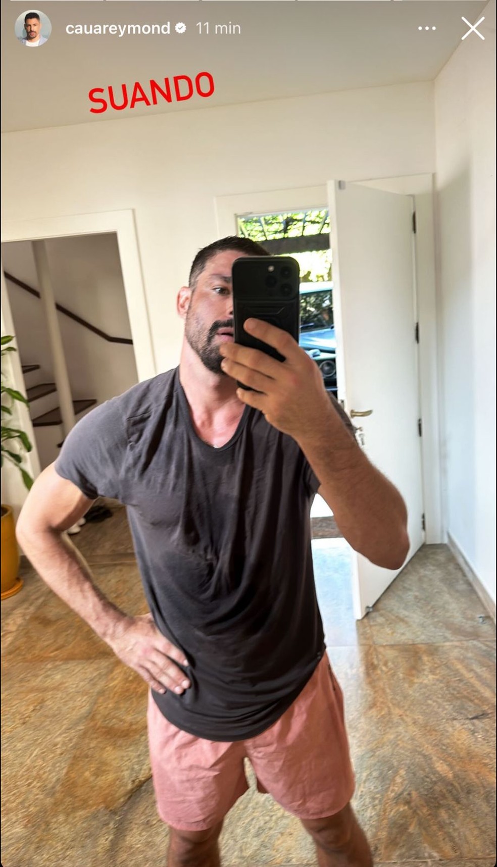 Cauã Reymond sua em treino intenso