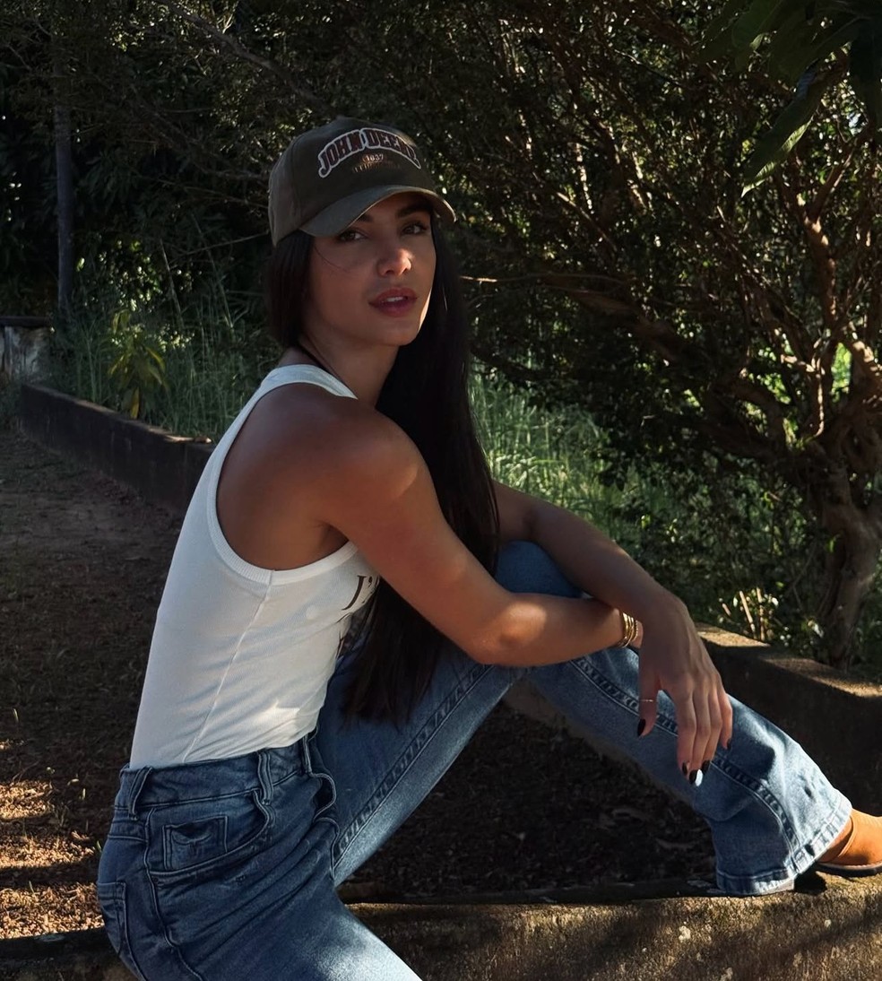 Gabriela Versiani posa com look fitness e incentiva fãs: 'Já foram?'