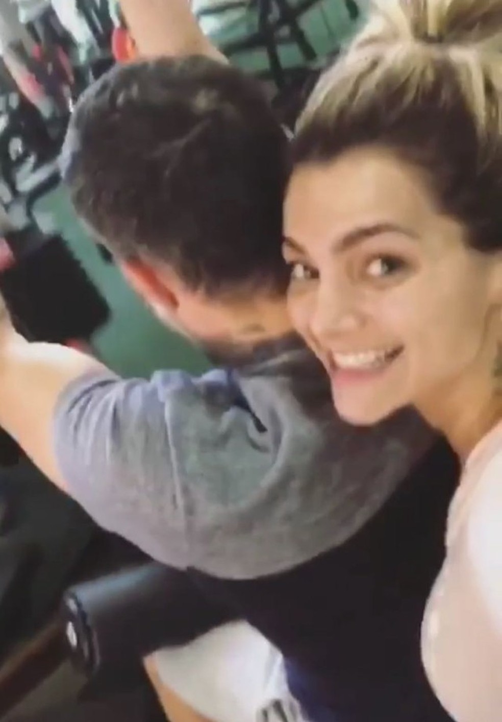Kelly Key e Mico Freitas malham agarradinhos