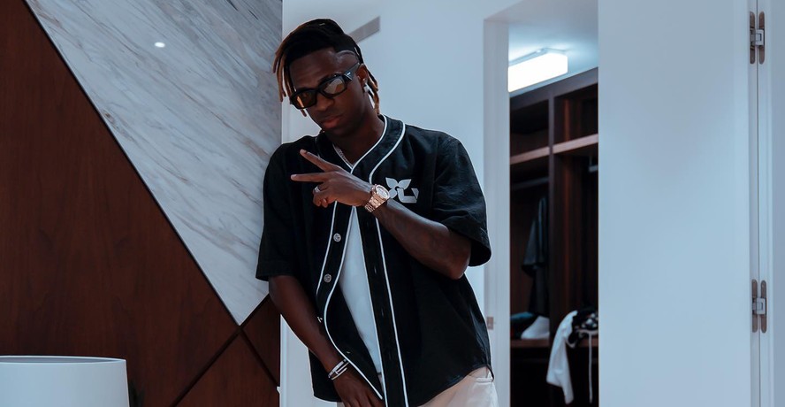 De visual novo, Vini Jr. esbanja estilo na web