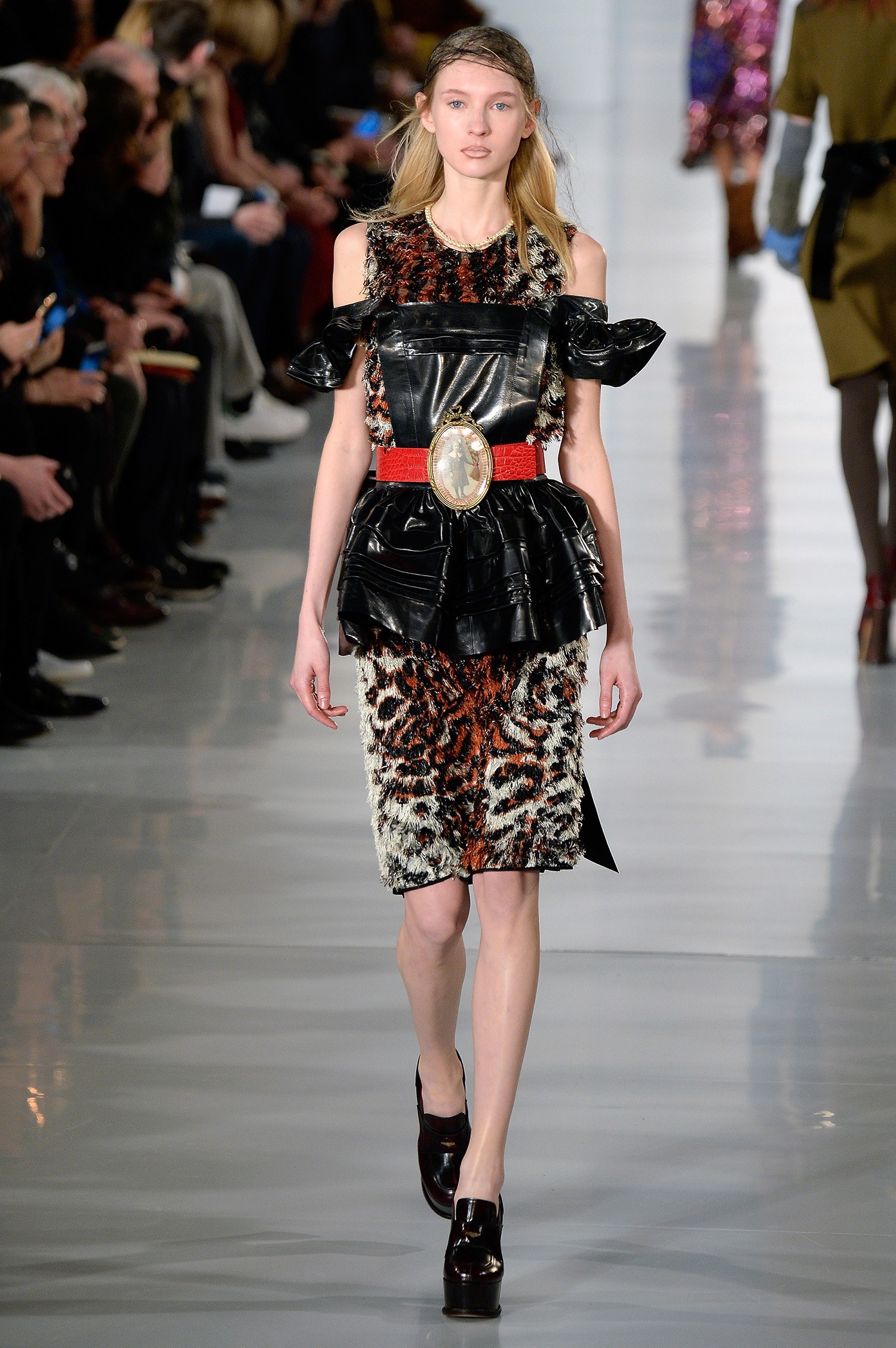 Maison Margiela brinca com o contraste de materiais no inverno 2017