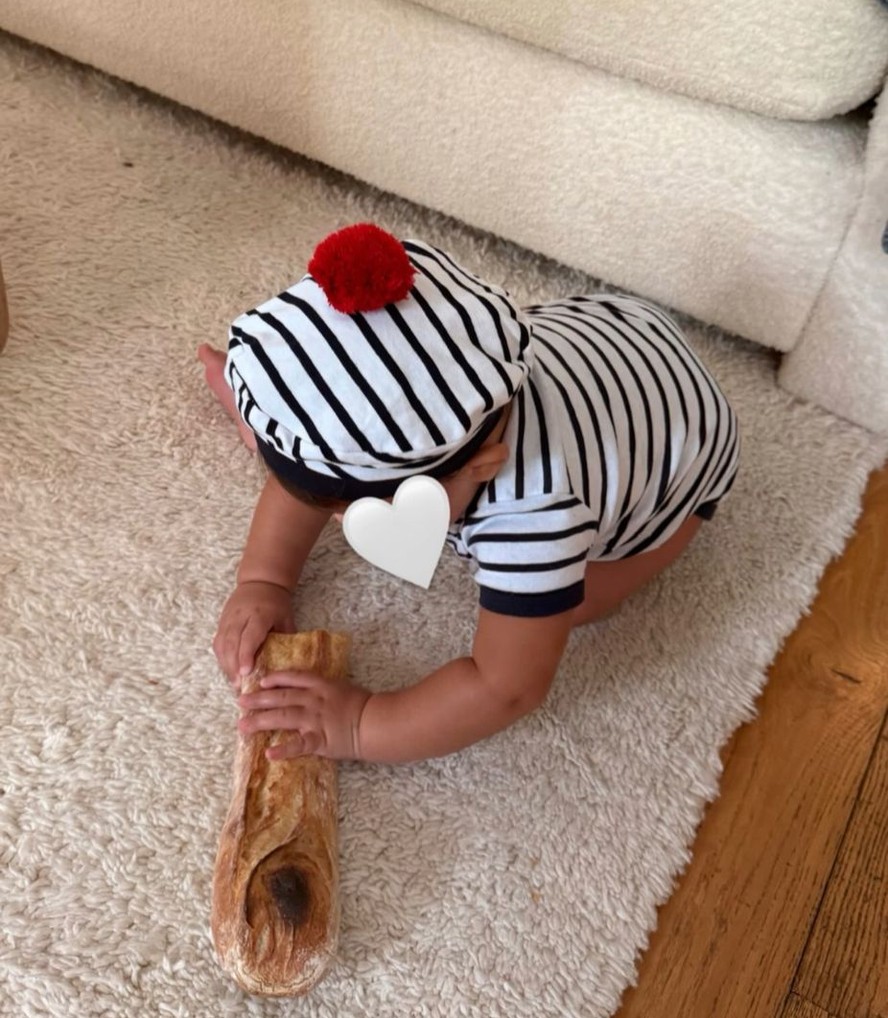 Narah Baptista exibe novo registro do filho, Caetano