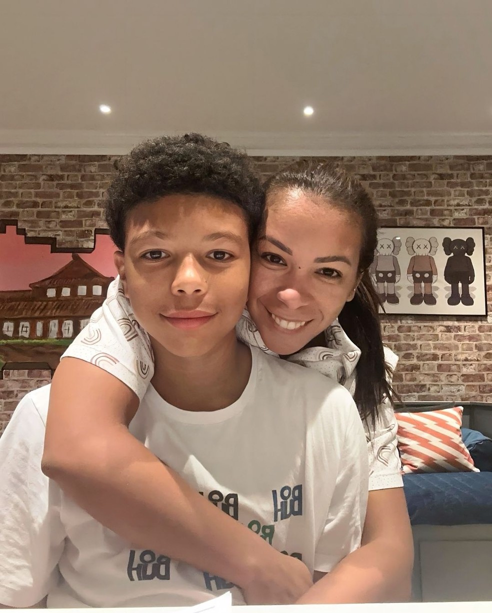 Belle Silva posta reencontro com os filhos, Iago e Isago: 'Que saudade que eu estava'