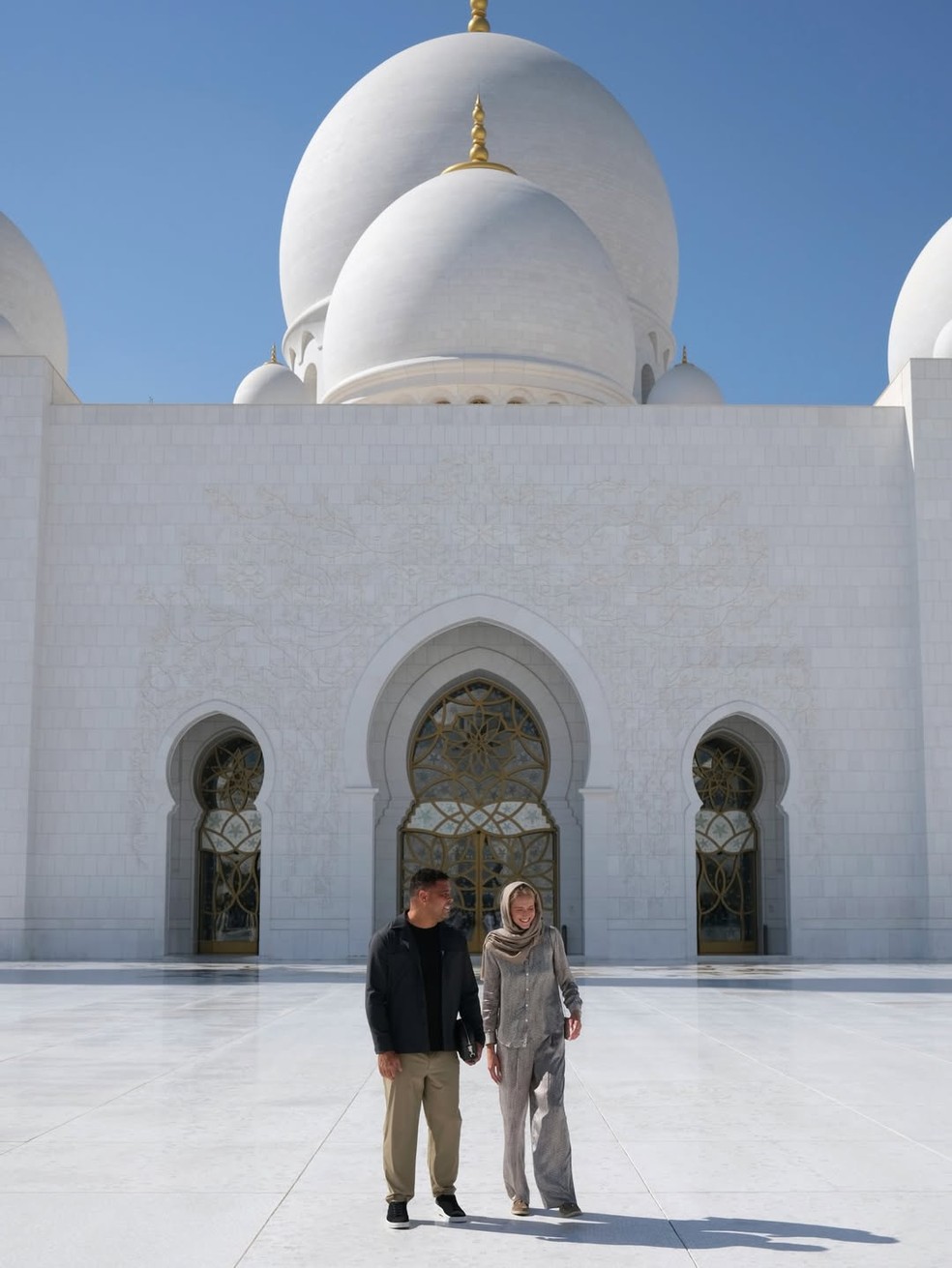 Celina Locks visita a Grande Mesquita Sheikh Zayed durante férias em ...