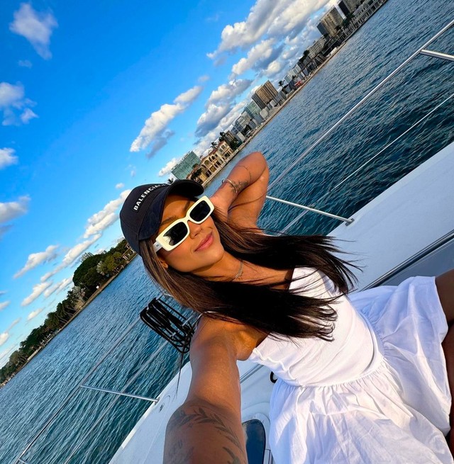 Camila Loures abre álbum de viagem a Miami