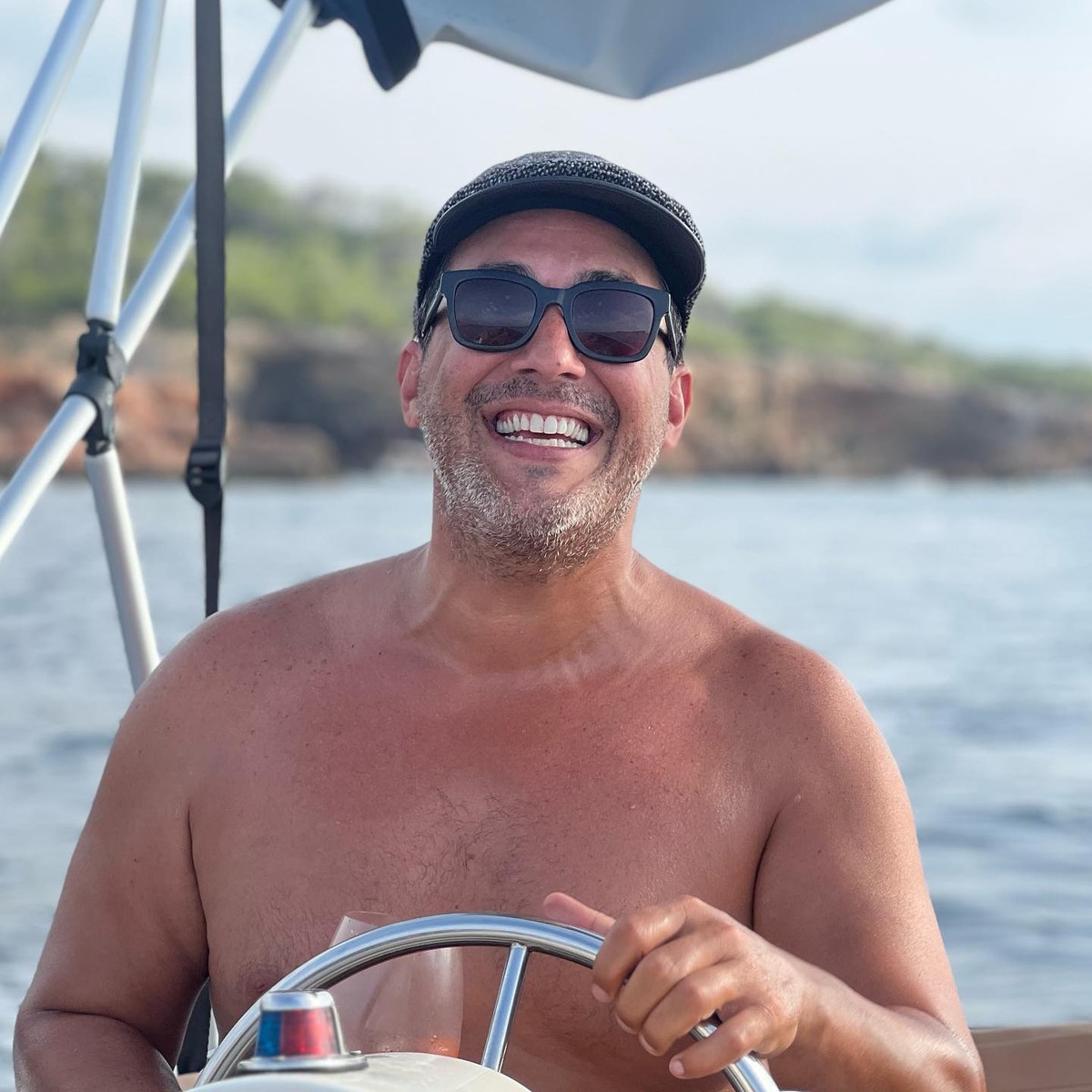 André Marques exibe passeio luxuoso de barco em Ibiza