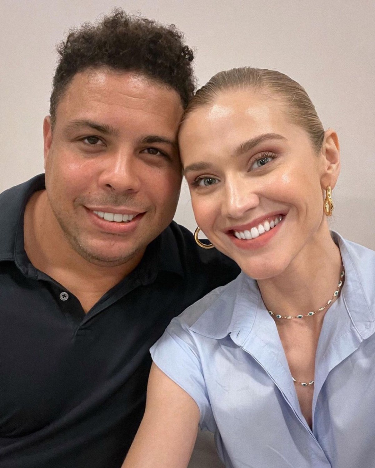 Celina Locks e Ronaldo posam coladinhos em dia de jogo